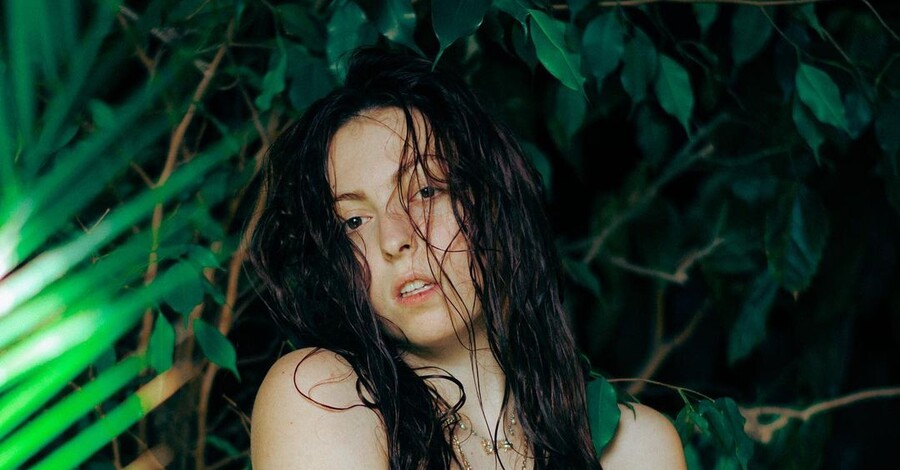 19-летняя дочь Поляковой попозировала для фото обнаженной и без макияжа в воде - Новости на KP.UA