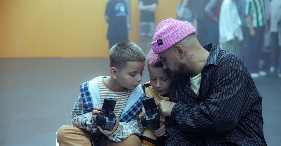 Прем'єри тижня: MONATIK у новому кліпі станцював із синами, а Grosu – обвела навколо пальця ...