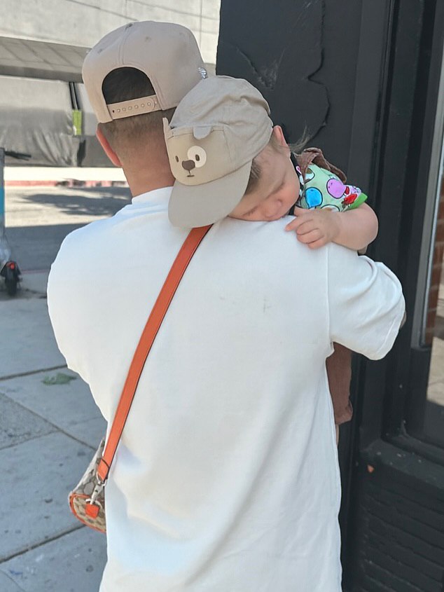 Monatik вперше засвітив на фото обличчя 7-місячного сина - Новини на KP.UA